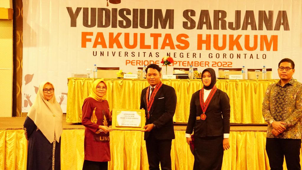 Wisudawan FH UNG Periode September 2022, Berikan Sumbangan Alumni. - Fakultas Hukum
